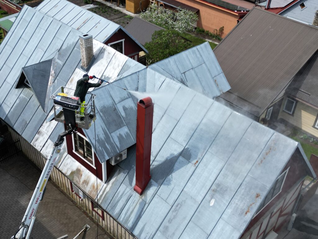 Efektiivse plekk-katuse pesu 9 tööetappi - Katusepesijad